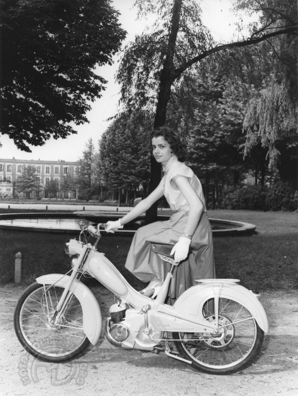 Les filles en mobylette - Page 4 - Sujets chauds ... - Forum Auto